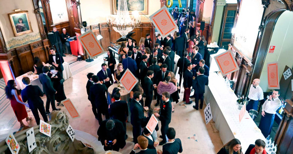 La fiesta al estilo "007" en el Círculo Ecuestre fortalece los lazos ...